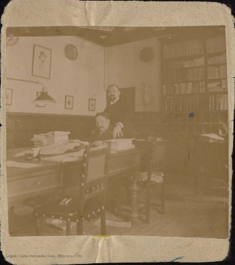 Fotografía de Carlos Fernández Shaw en la redacción de "La Época" con ...